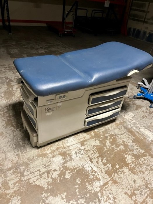 (1) Exam Table Midmark 204 for sale