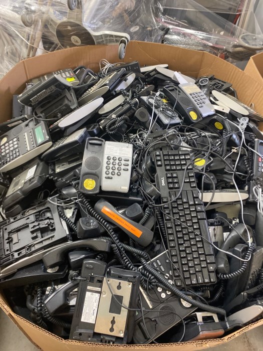 (4) Pallets of Assorted Phones for sale