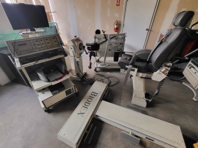 BIODEX SYSTEM 3 STRENGTH TESTING SYSTEM W/ ACCESSORY CART & ASSORTED ...