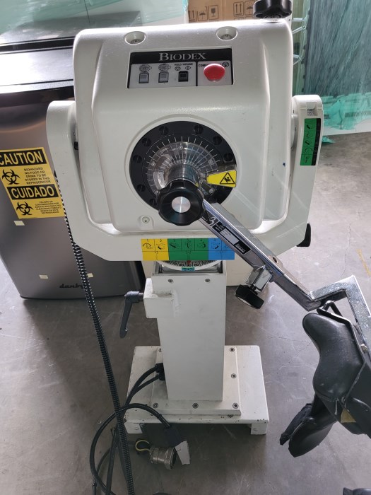 BIODEX SYSTEM 3 STRENGTH TESTING SYSTEM W/ ACCESSORY CART & ASSORTED ...