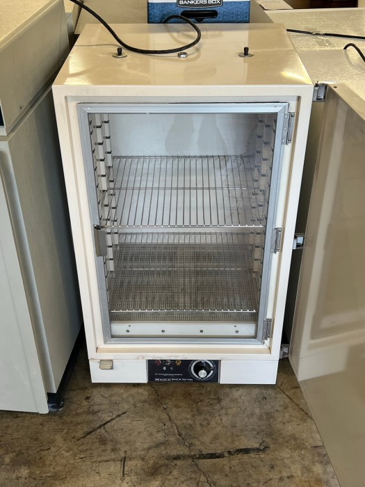 Blue M Dry Type Bacteriological Incubator - Gravity Convection Oven for ...