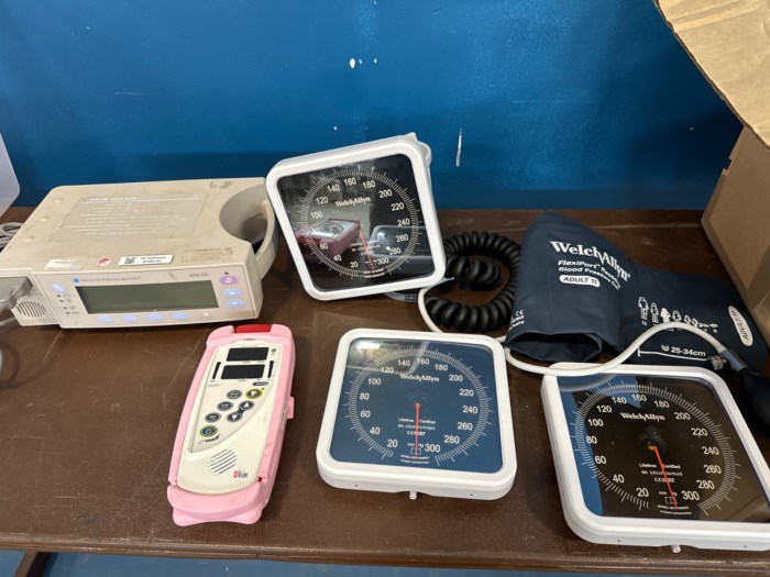 Box with WelchAllyn FlexiPort Reusable Blood Pressure Cuff + Nellcor ...