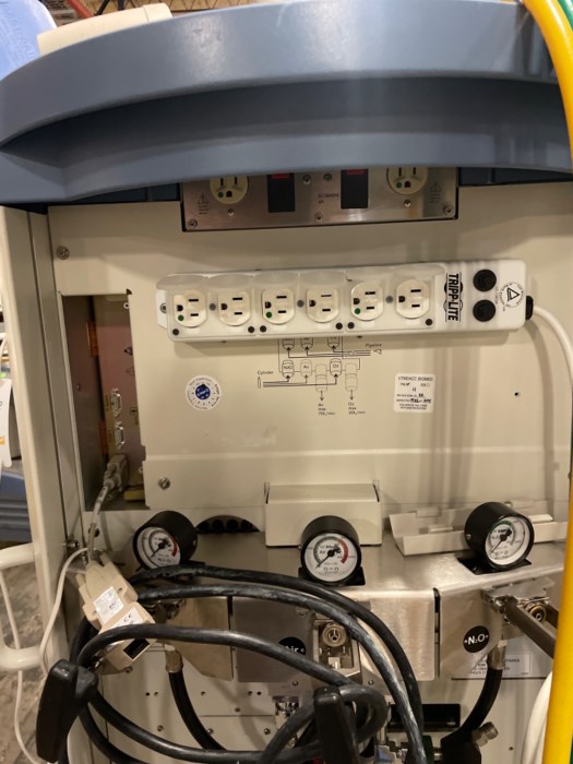 Drager Apollo Anesthesia Machine With CastrGard Accessories *Powers on ...