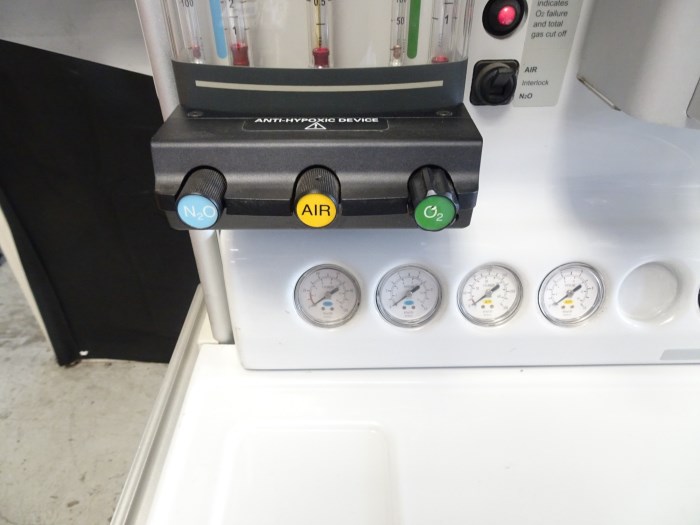 DRE Integra SP II Anesthesia Machine W/ 2 vaporizer for sale