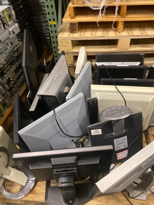 Estimated (5) pallets of computer monitors and displays for sale