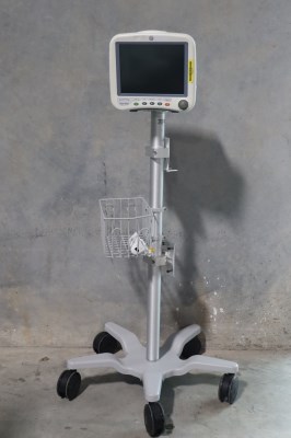 GE Dash 4000 Monitor With Stand for sale