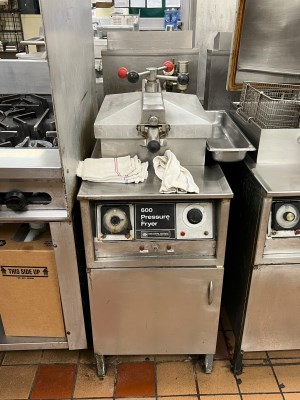 Henny Penny 600 Pressure Fryer (Single Compartment) for sale