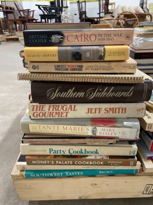 Lot of (1) Pallet of Assorted Books for sale
