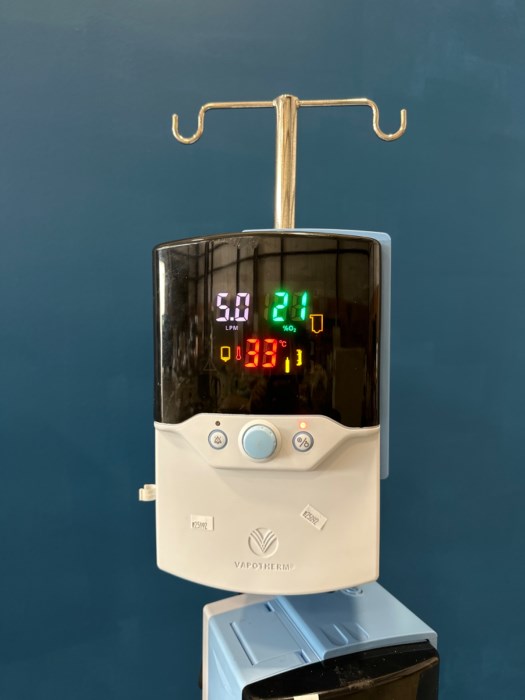 Lot of 4 VAPOTHERM Precision Flow + 2 Medical Stands for sale