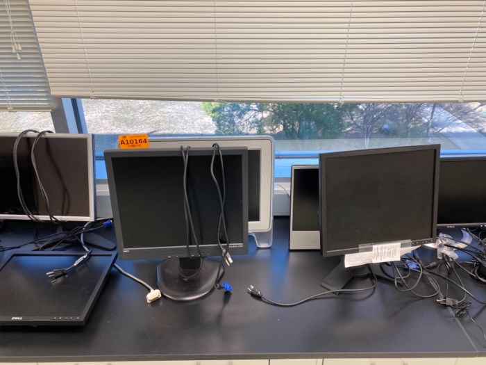 Lot of Miscellaneous Computer Monitors (B2-3.317) for sale