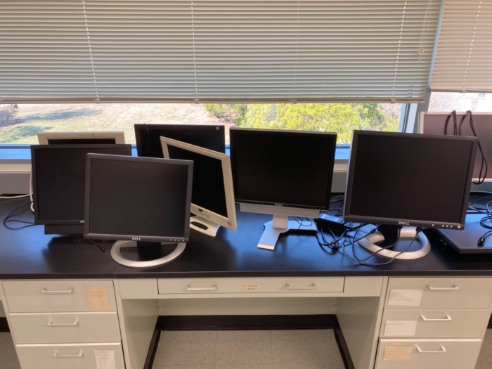 Lot of Miscellaneous Computer Monitors (B2-3.317) for sale