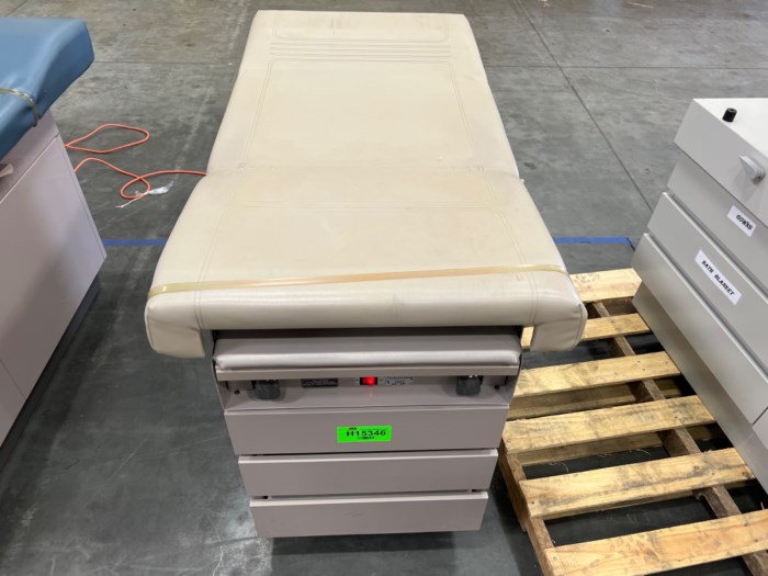 MidMark Ritter 104 Exam Table Model-104-037-200 for sale