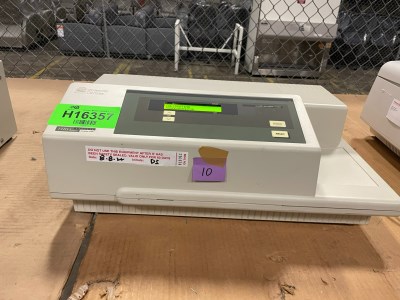 Molecular Devices Versamax Tunable Microplate Reader *Powered on at ...