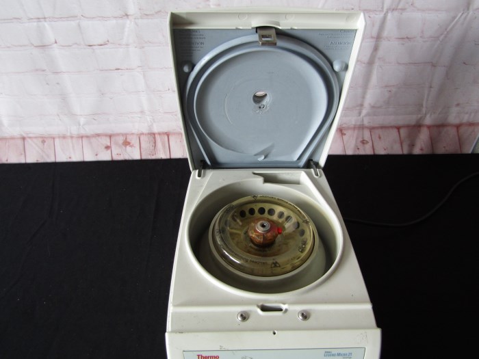 Thermo Sorvall Legend Micro 21 Refrigerated Centrifuge W/ Rotor for sale