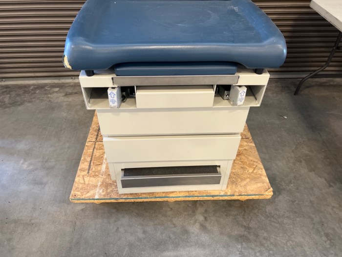 UMF Model: 5140 Exam Table for sale