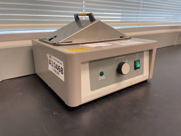 VWR Scientific Products Model 1200 Analog Water Bath (B2.2.333) for sale