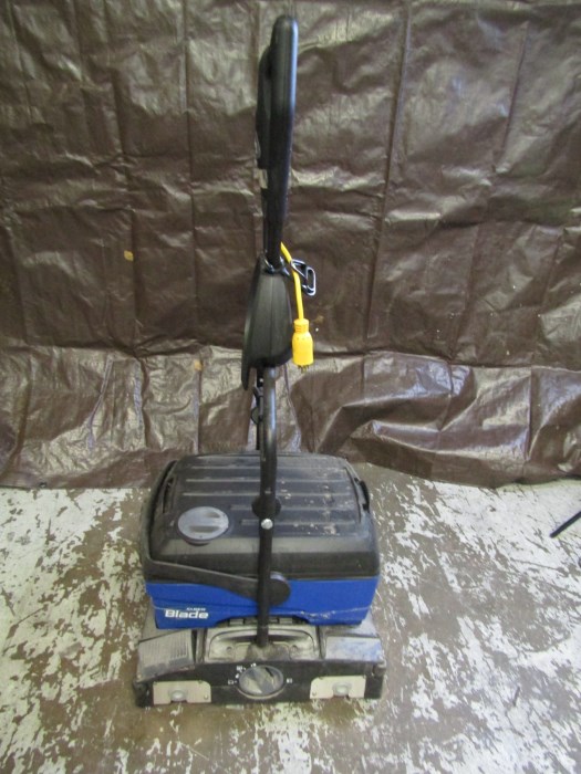 Windsor Saber Blade 16" Cylindrical - Automatic Electric Floor Scrubber ...